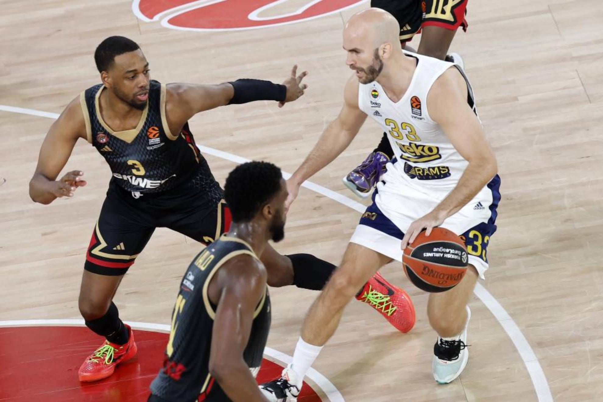 Calathes mete en la Final Four a un Fenerbahce que hace historia