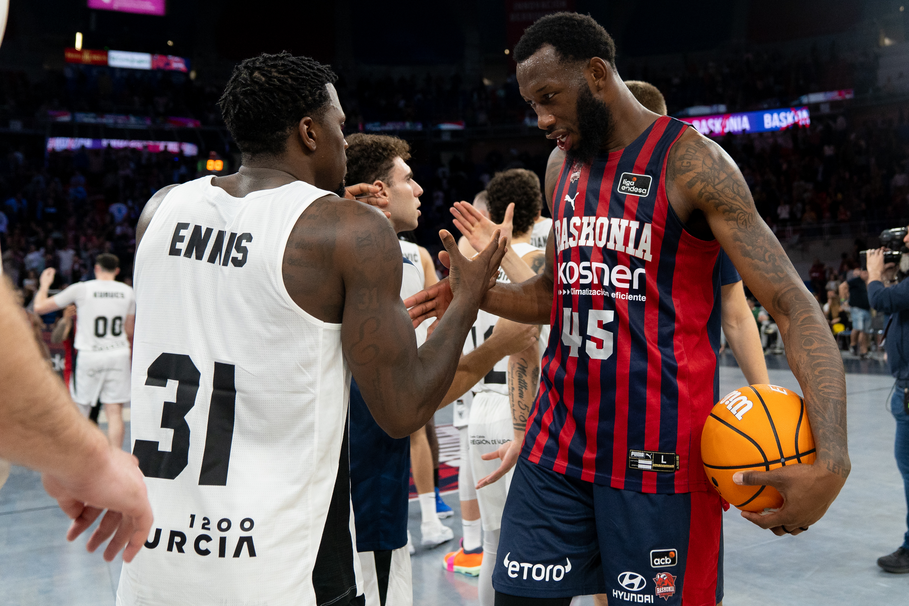 Un monstruoso Donta Hall da el primer triunfo al Baskonia: ¡45 de ...