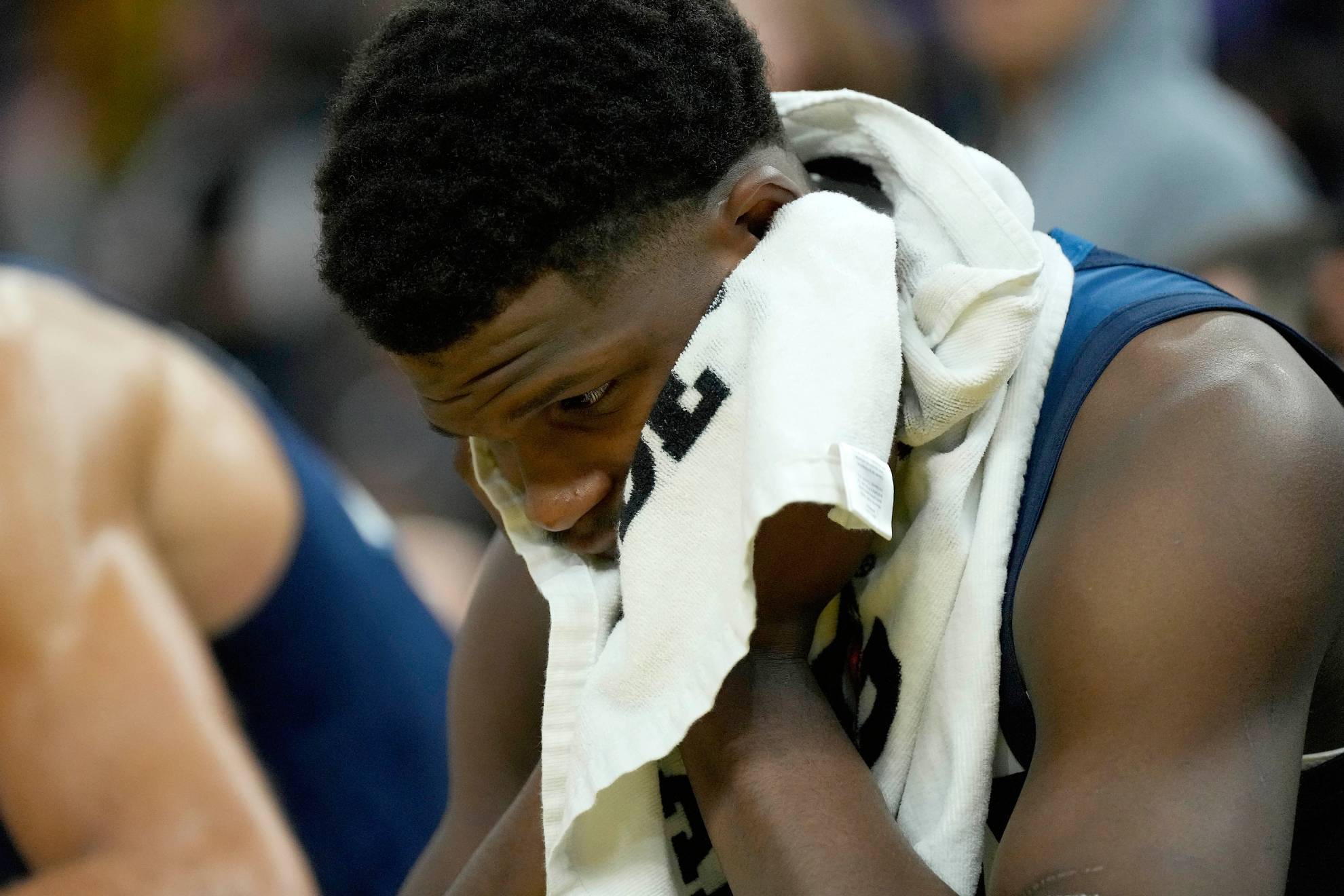 Anthony Edwards fue multado con 25.000 dólares por la NBA por usar un ...