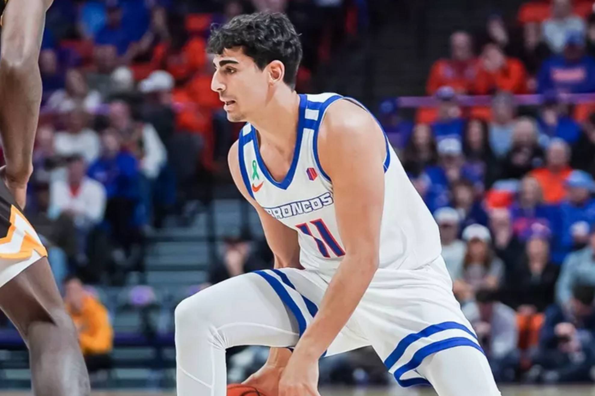 Uno de los "mejores bases puros" de la NCAA es español: la historia del 'Bronco' Álvaro Cárdenas