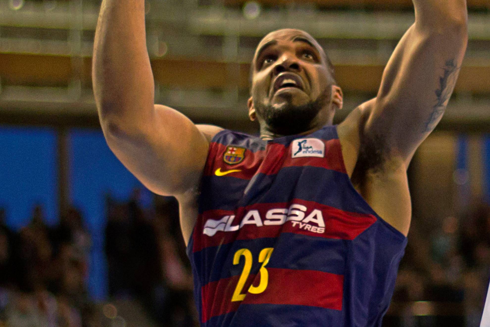 Terror en la escalera: detienen a un excoloso del Barcelona al grito de ...