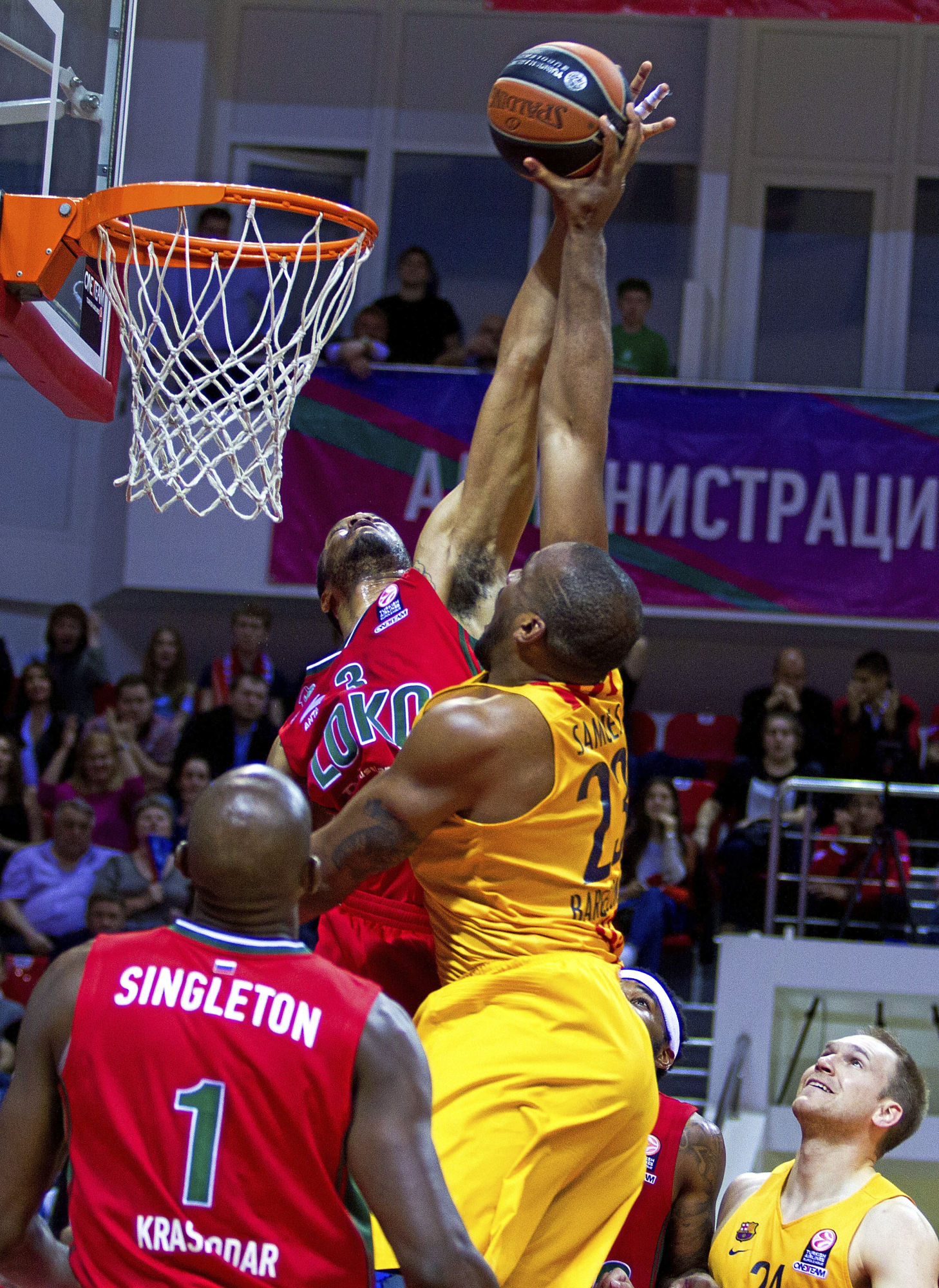Terror en la escalera: detienen a un excoloso del Barcelona al grito de ...