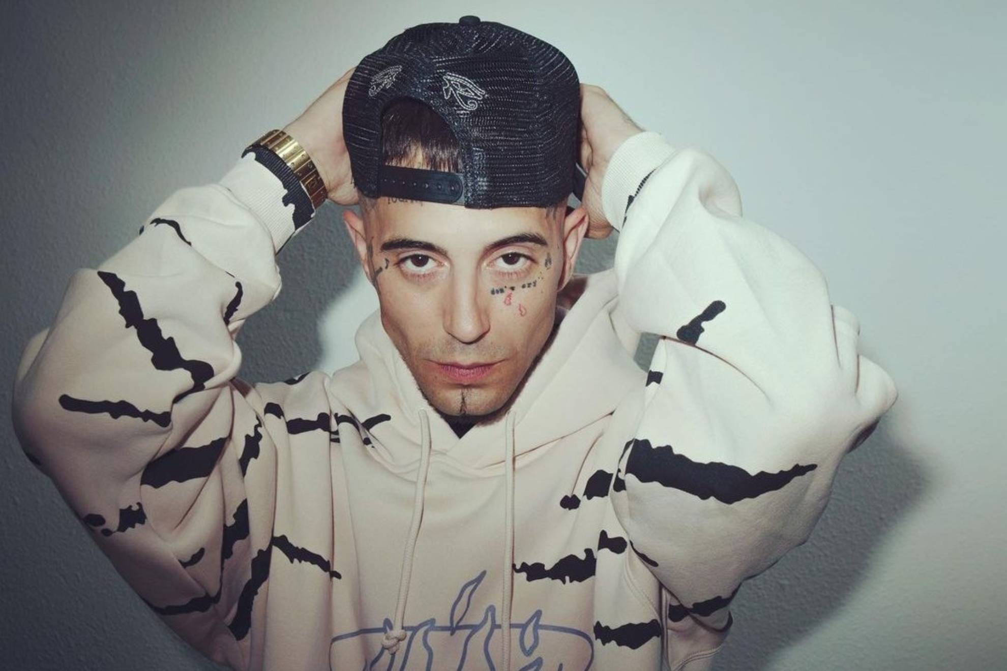 Denom se disculpa después de su 'microfonazo' en el festival de Holika