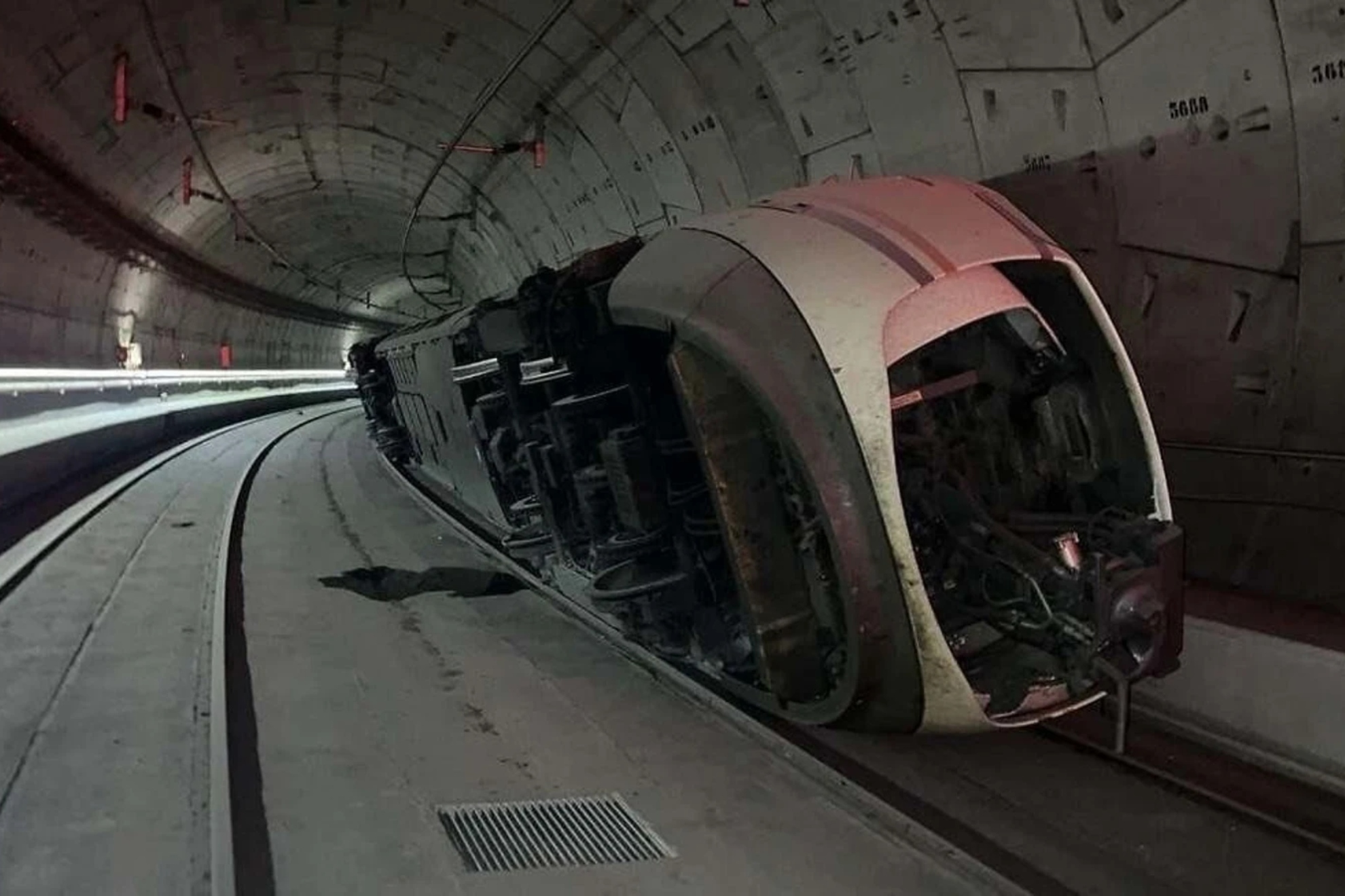 Un tren del AVE vuelca tras descarrilamiento entre Atocha y Chamartín y ...