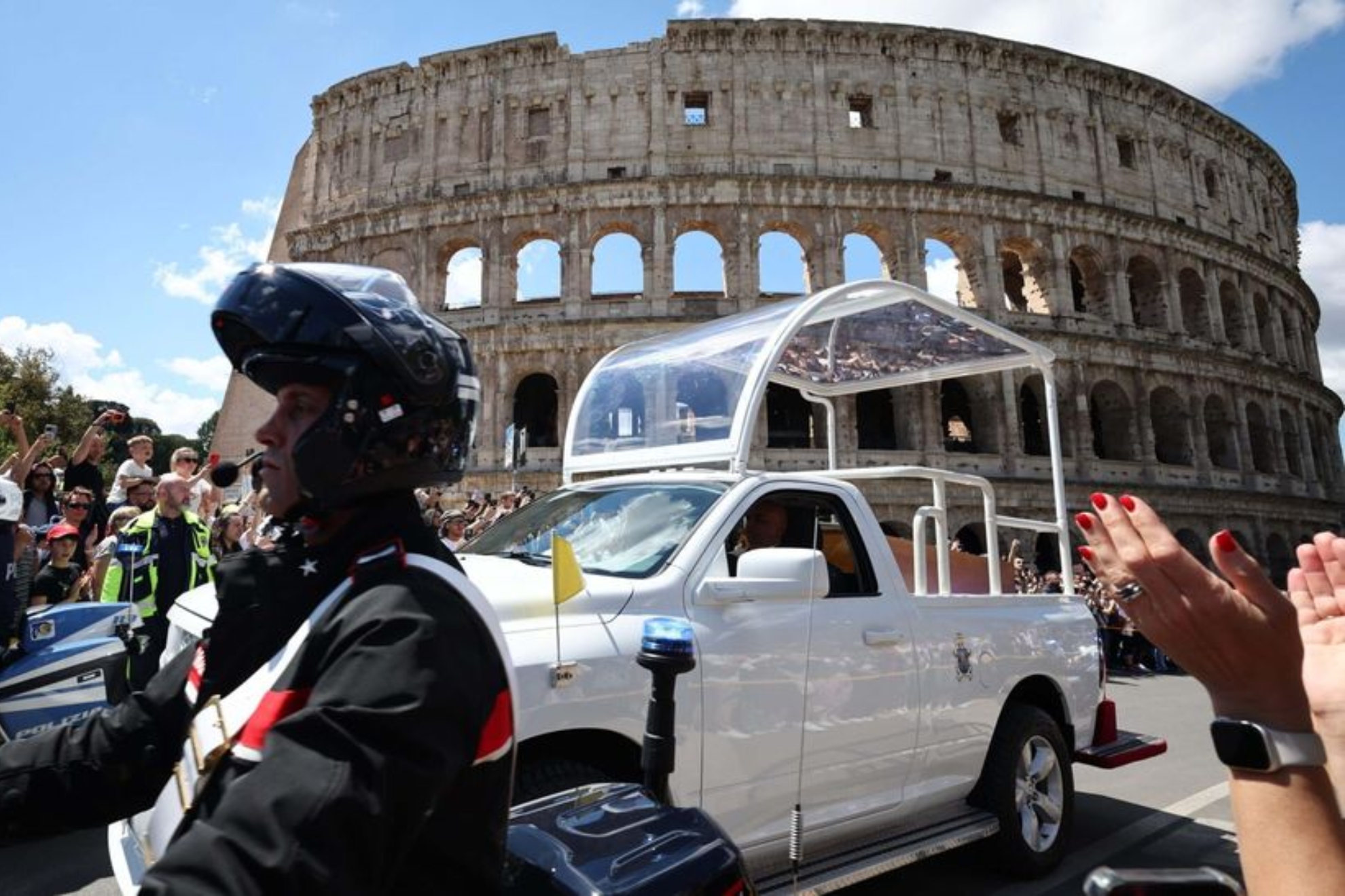 El mítico papamóvil que ha transportado el féretro del Papa Francisco a ...