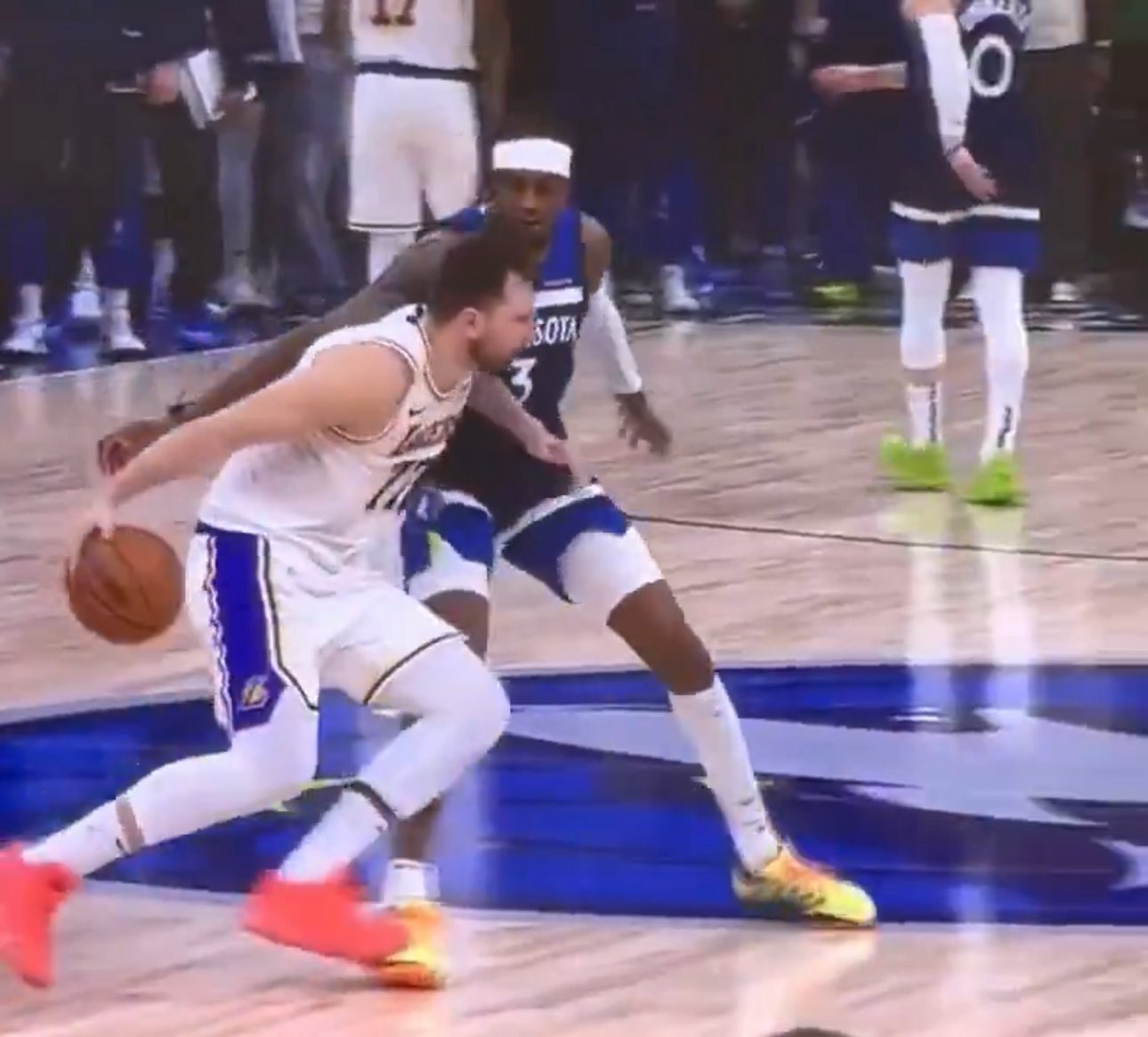 La jugada ilegal contra Doncic que pudo condenar a los Lakers: la NBA reconoce la zancadilla a Luka