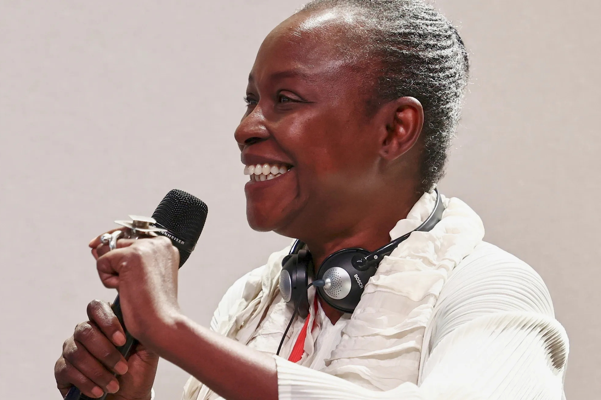 Muere a los 57 años la comisaria de la Bienal de Venecia 2026, Koyo ...