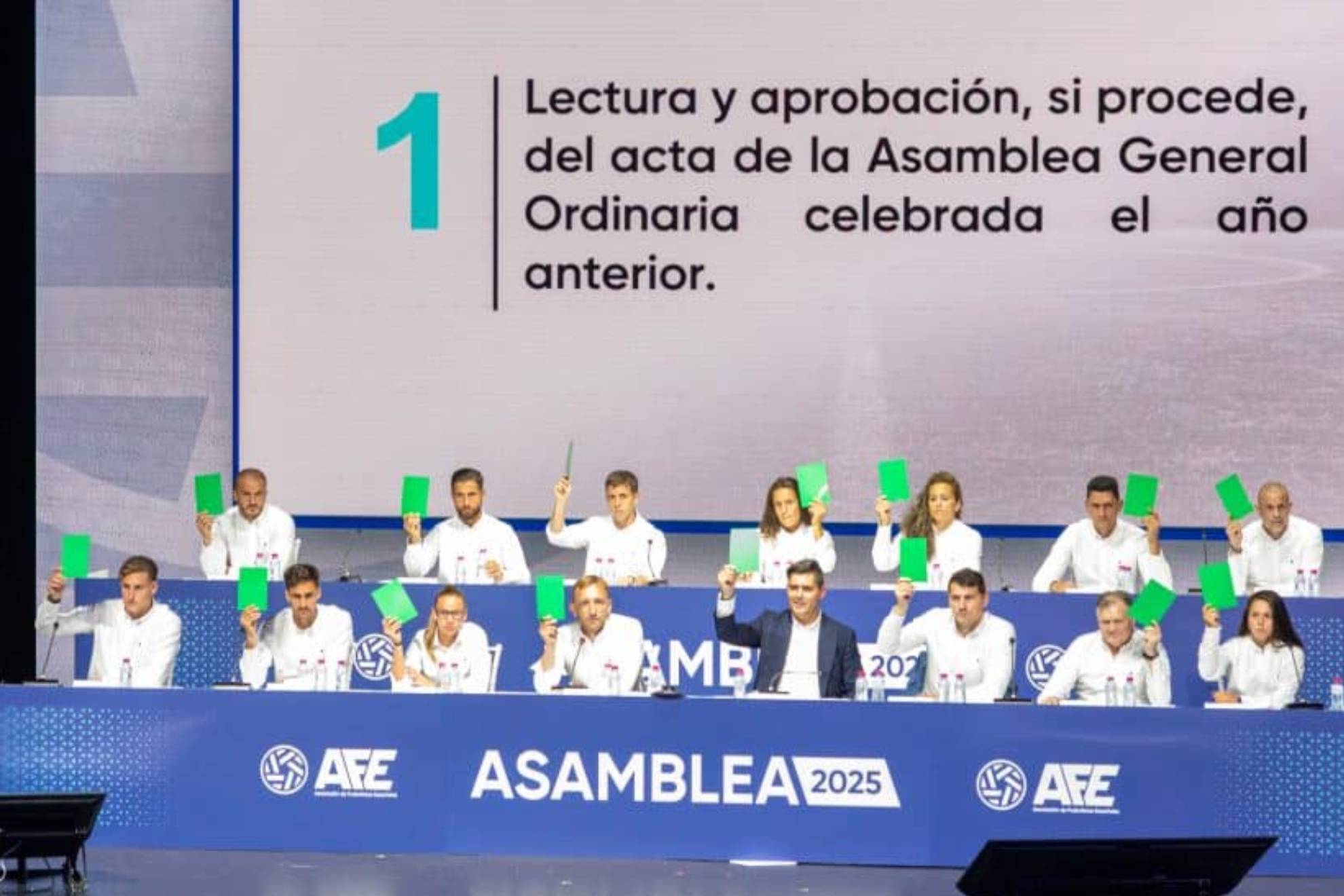 La asamblea de la AFE respalda a Aganzo y la creación de una nueva sede