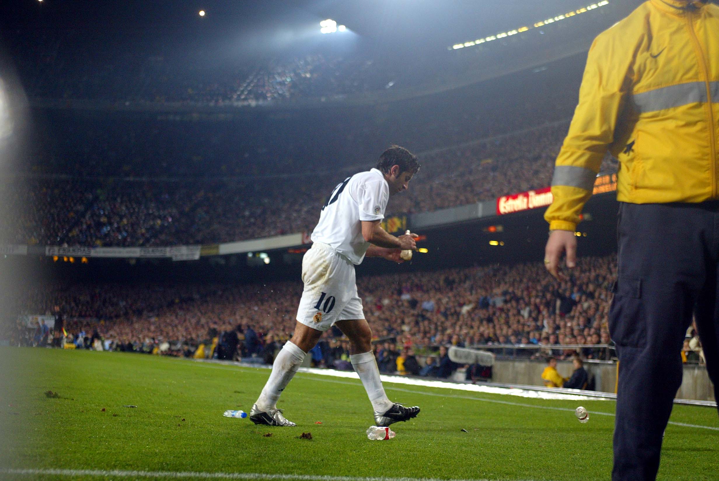 Figo se encara con un aficionado del Barça por llamarle "traidor"