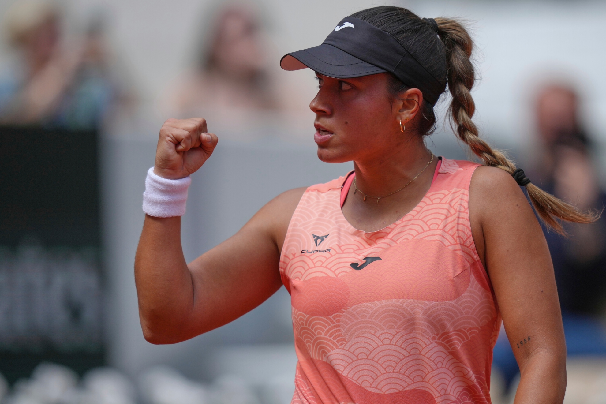 Jessica Bouzas lo vuelve a hacer: se carga a una 'top10' en una gran pista y con rosco incluido