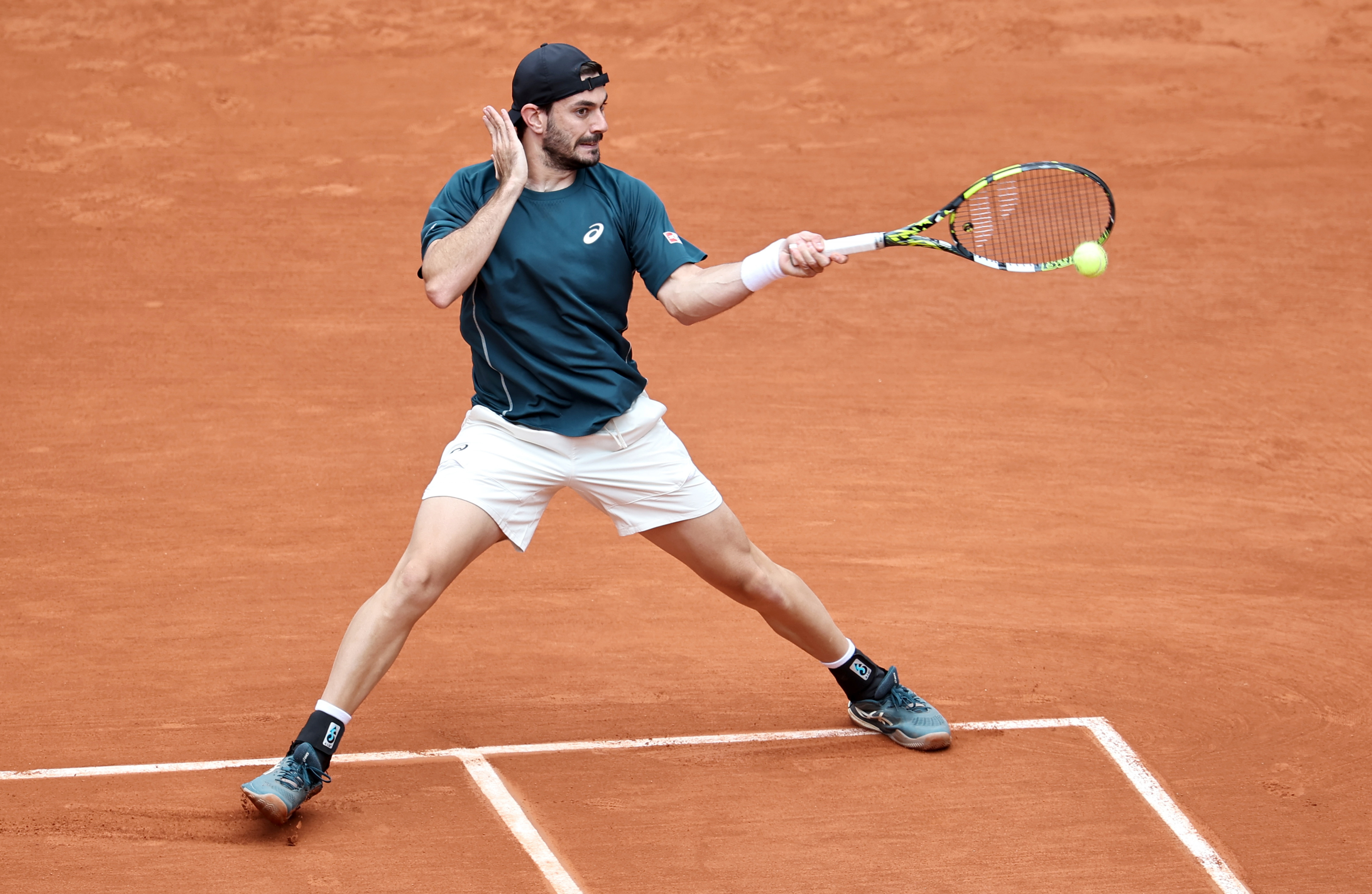 Alcaraz ofrece todo el menú desde el primer día: derechas, voleas ...