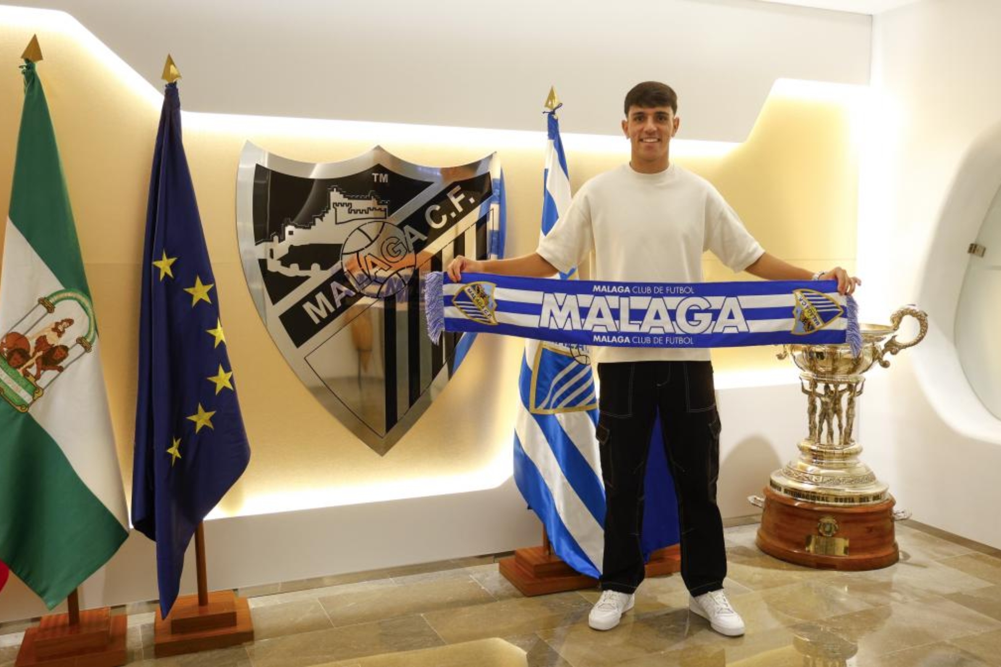 Izan Merino ilusiona al malaguismo y tendrá dorsal del primer equipo