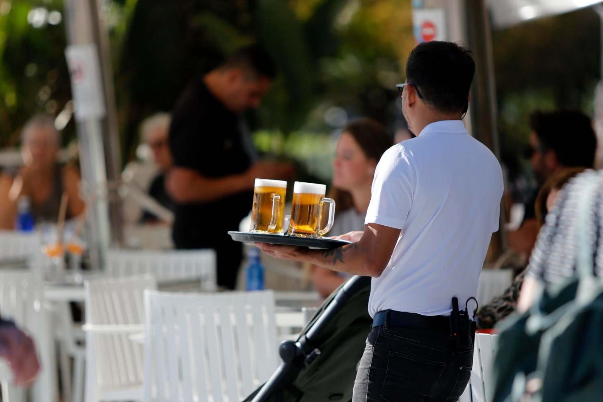 Unos clientes se quejan de los camareros de un bar y el dueño les ...
