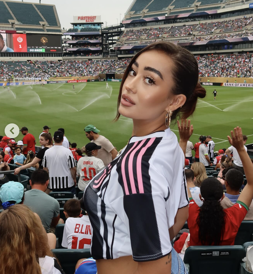 Marina Rivers se deja ver por el Mundial de Clubes con su look más ...