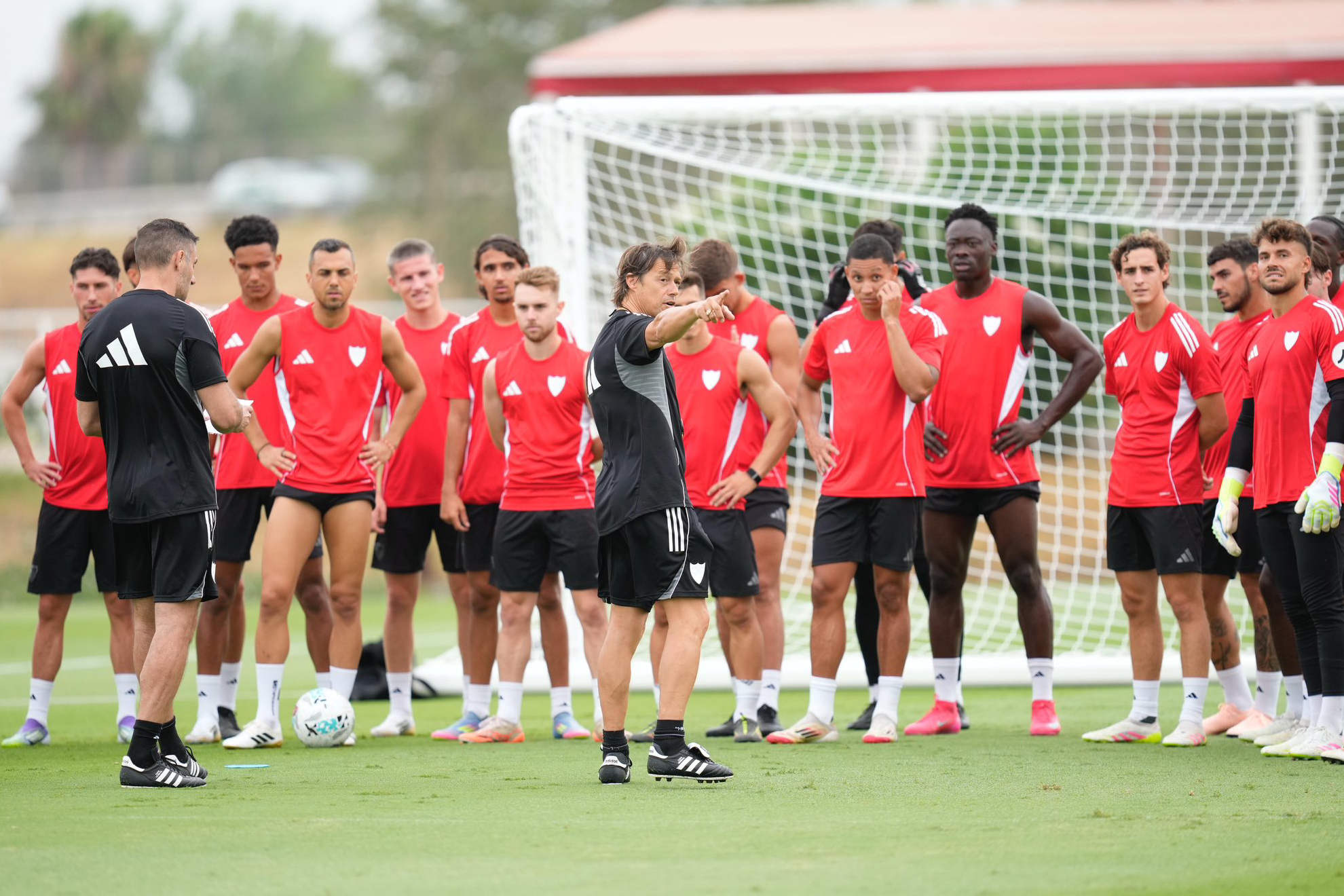Almeyda da forma a su cuerpo técnico en el Sevilla