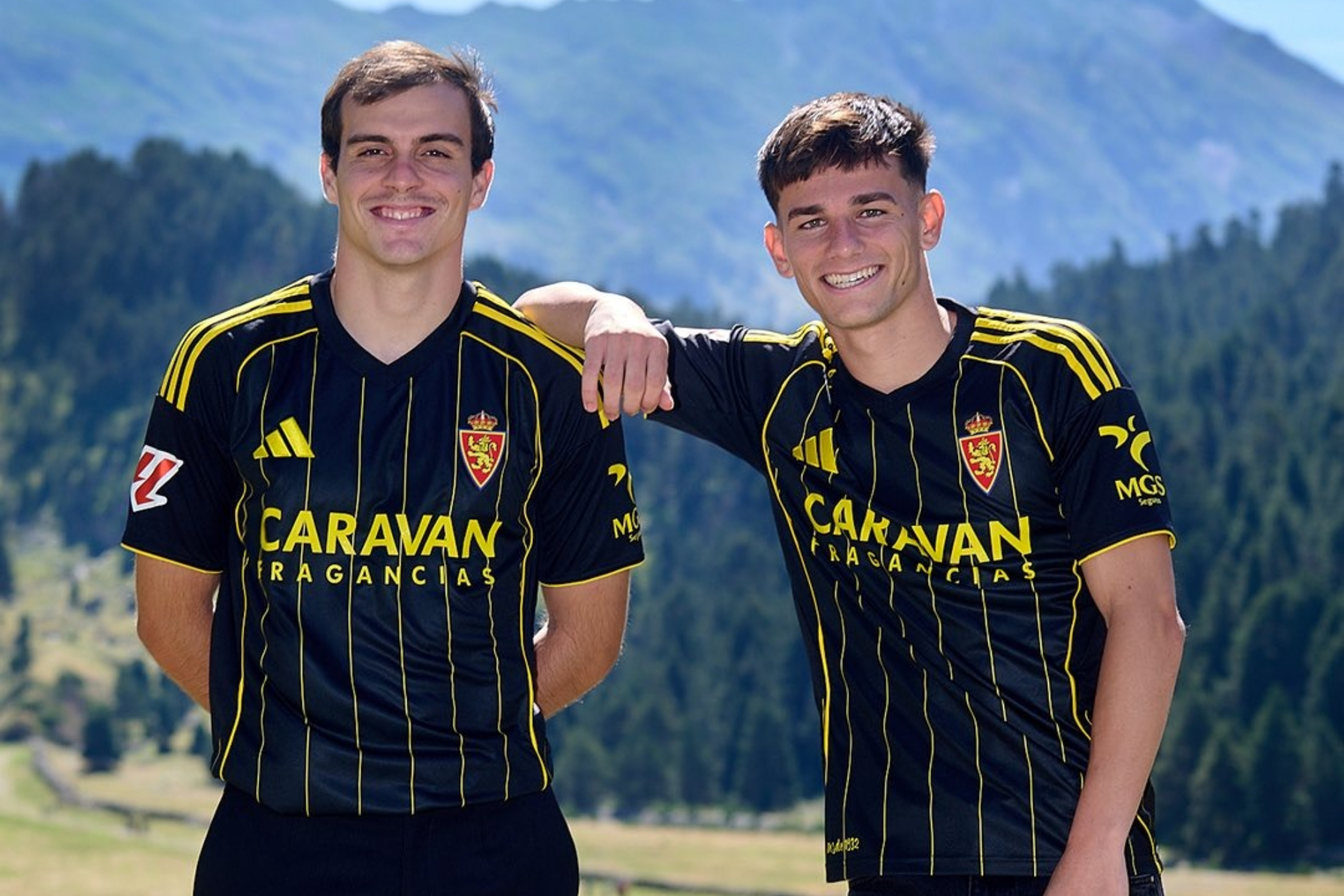 El Zaragoza presenta la equipación avispa con predominio del negro