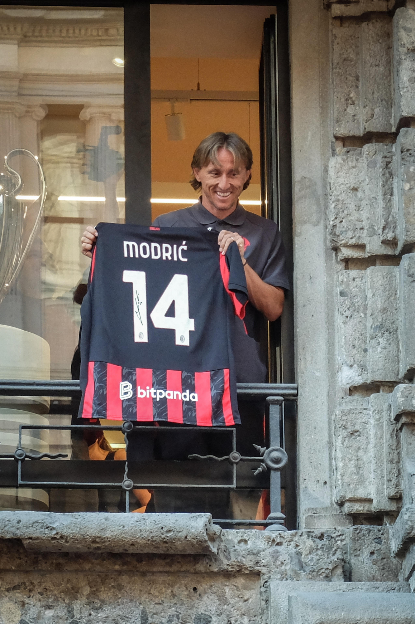 Así fue el recibimiento a Modric en Milán: balcón 'a lo Papa' y locura ...