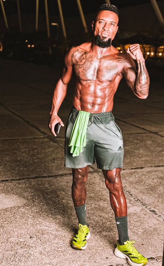 Jugó en el Real Madrid y con 51 años su cuerpo musculado impacta al mundo