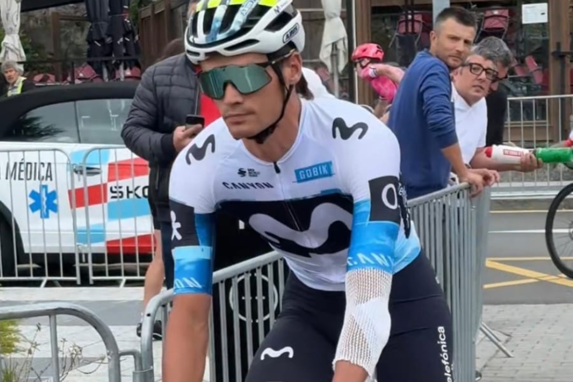 Javier Romo dice adiós a LaVuelta tras la caída provocada por un ...