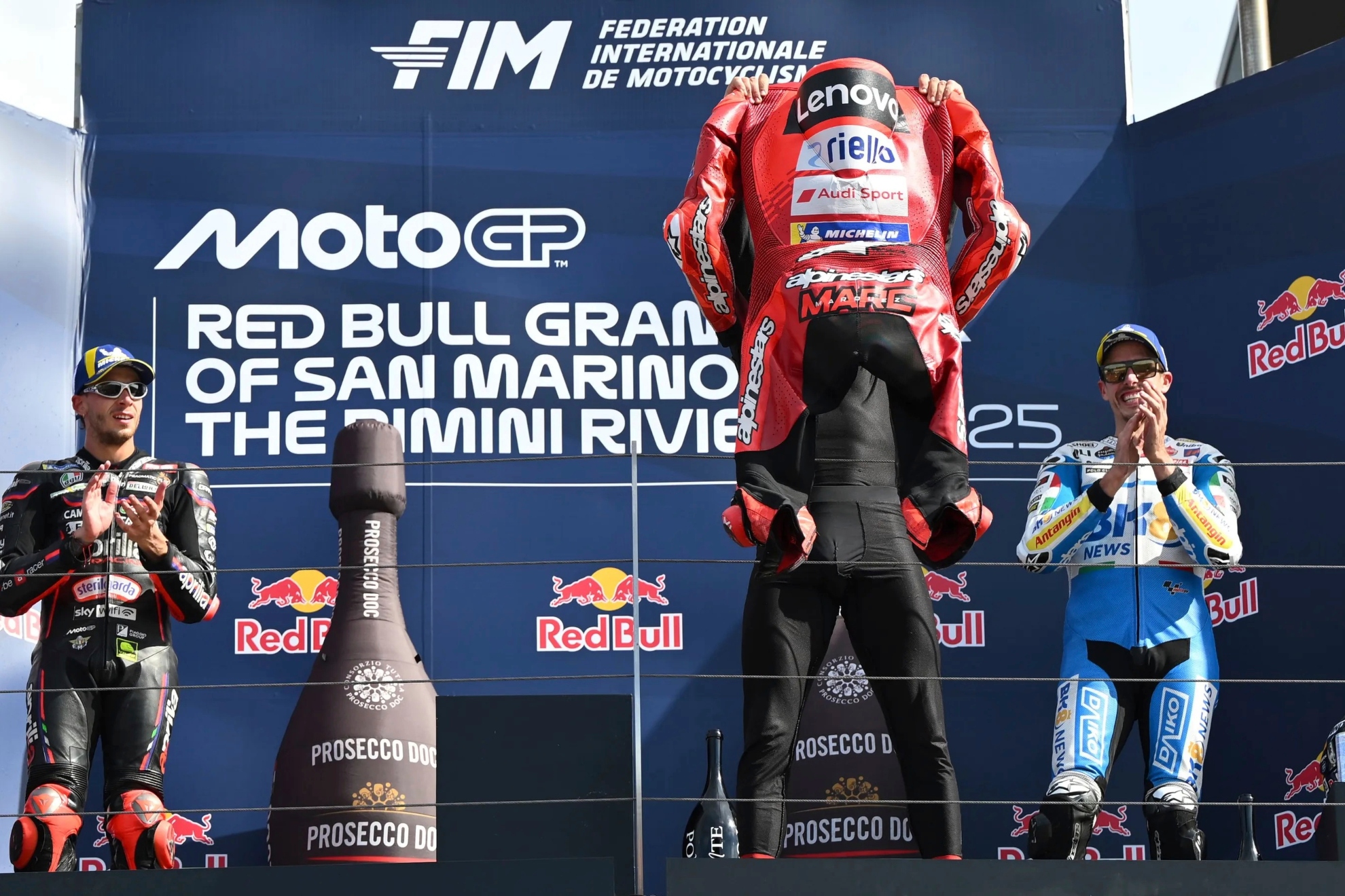 Marc Márquez y una celebración "a lo Messi" mientras Pecco se hunde