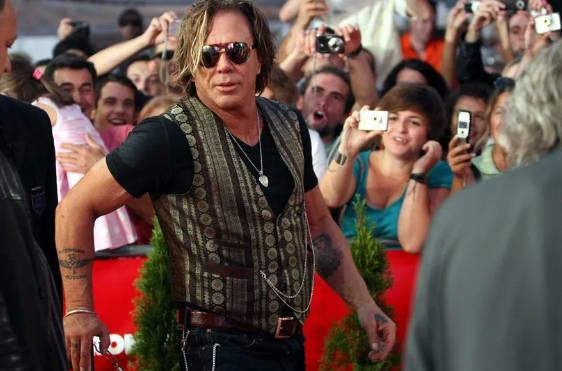 Mickey Rourke's delicate situation: he raises money to avoid being ...